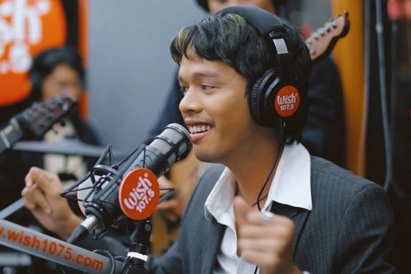 Earl Agustin performs 'Tibok' live on Wish 107.5 Bus